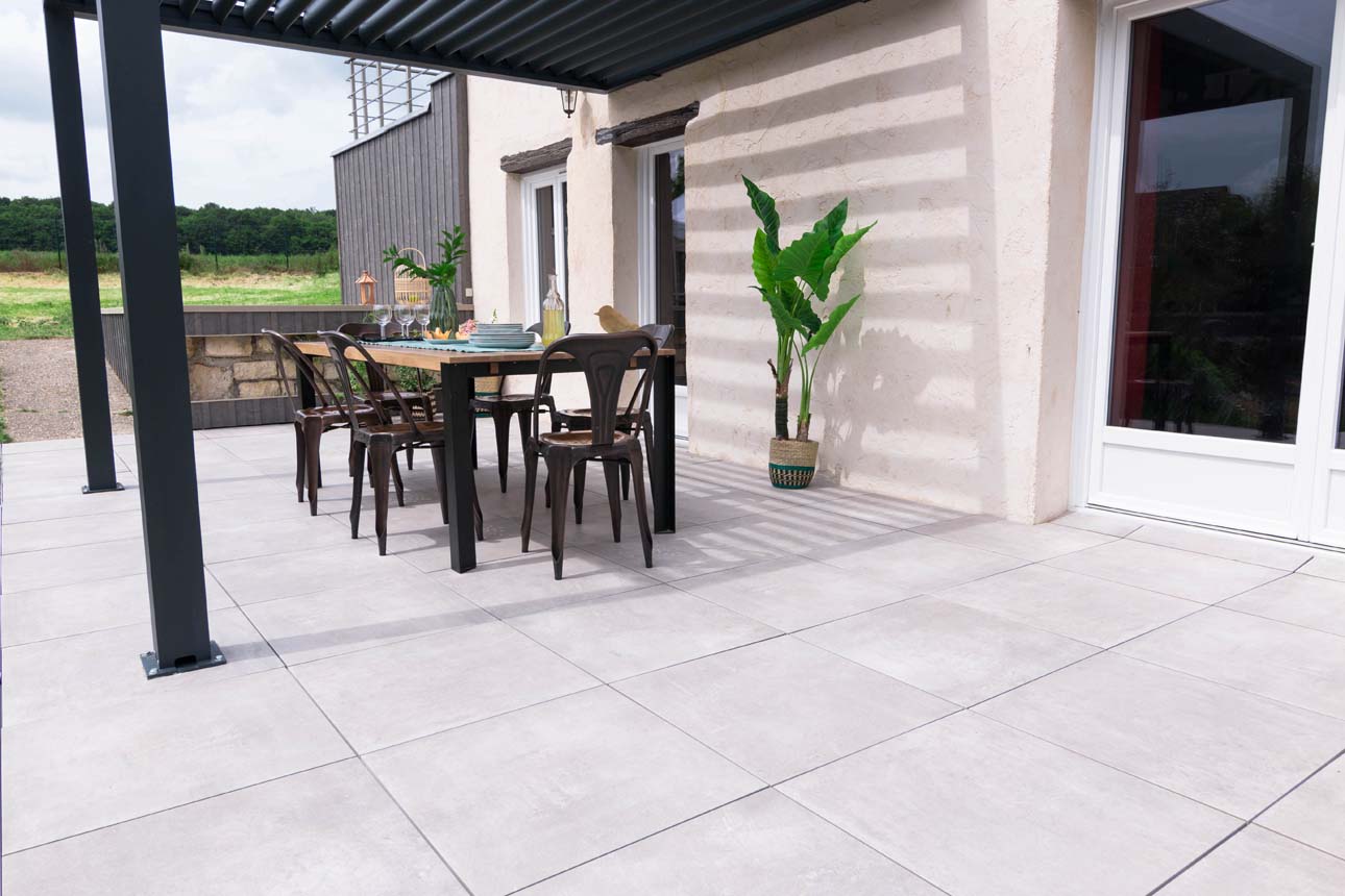 Rénover une terrasse par une pose sur plots (Vidéo) - [THEMATIQUE]